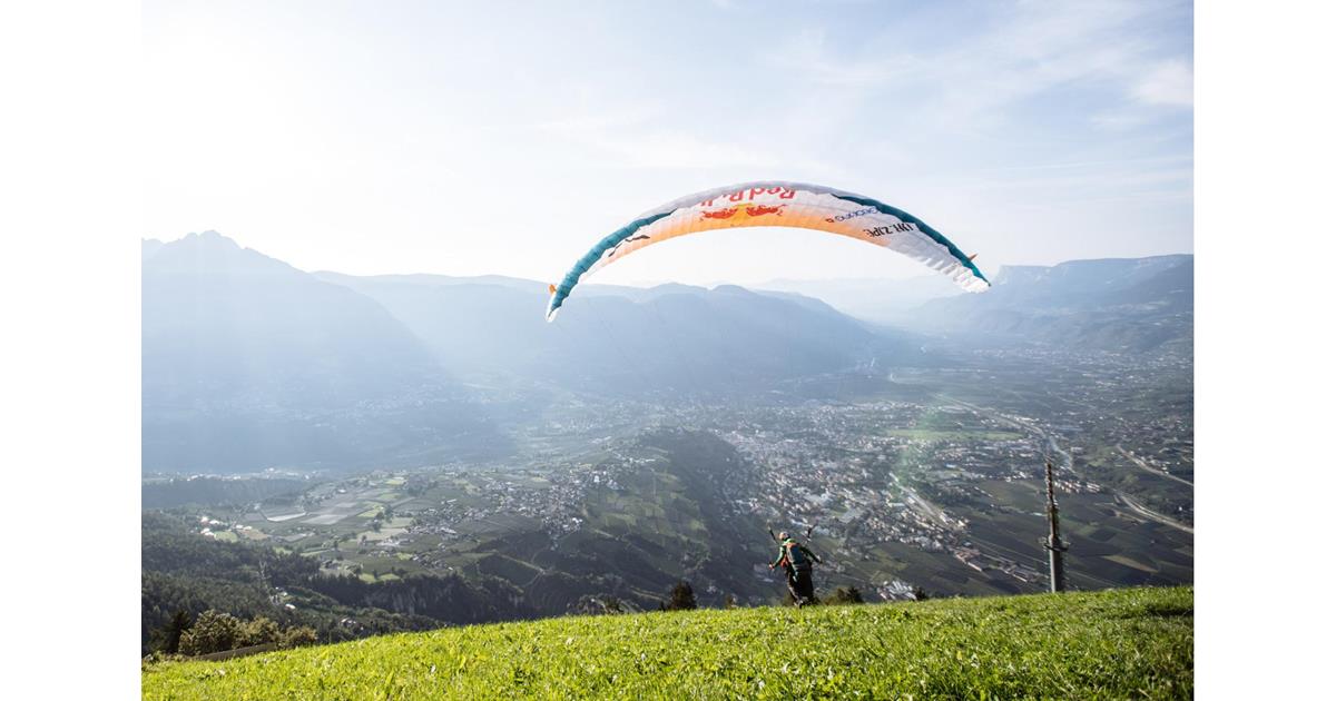 Paragleiten in Dorf Tirol: Mit dem Gleitschirm abheben